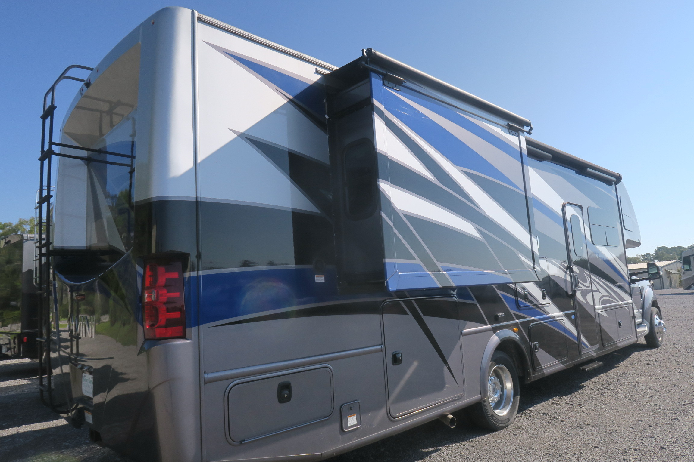 USED 2021 OMNI BH35 - Overview | Berryland Campers