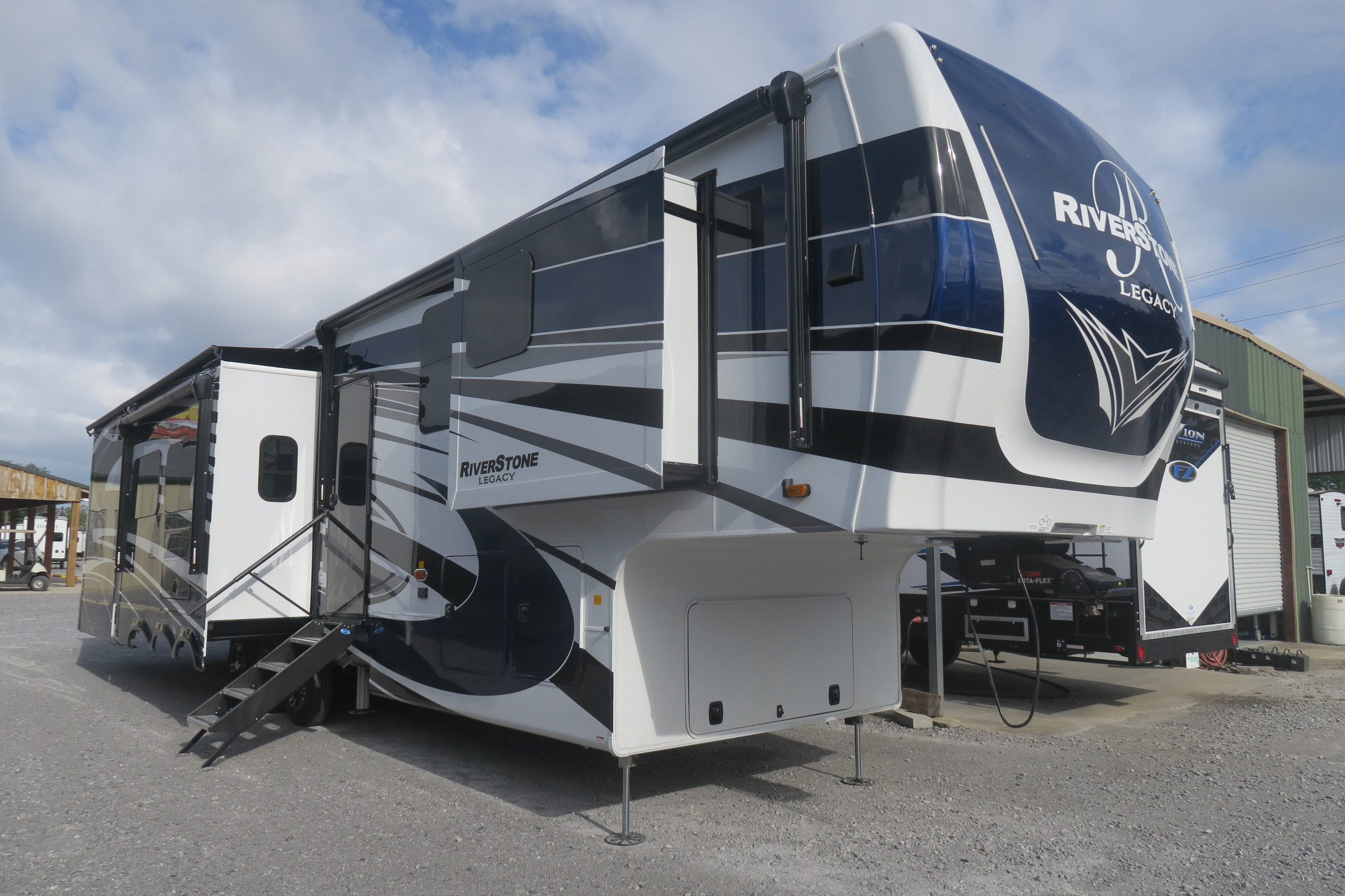 NEW 2024 RIVERSTONE LEGACY 442MC - Overview | Berryland Campers