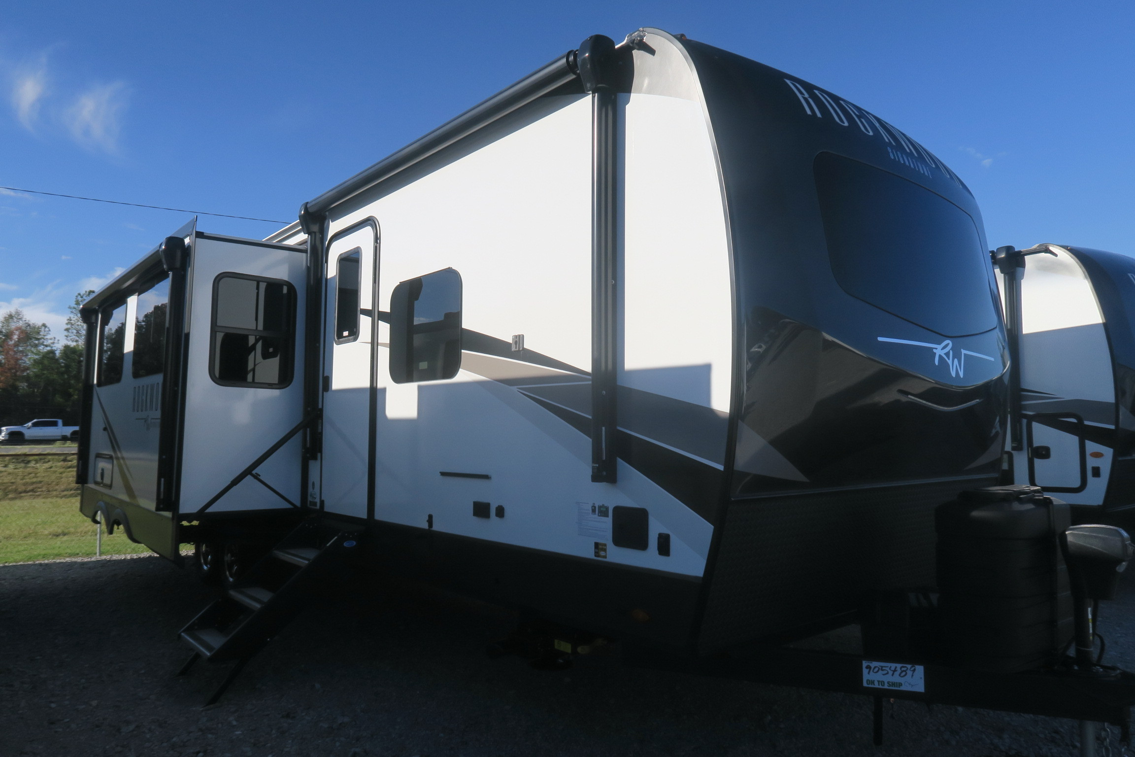 NEW 2024 ROCKWOOD SIGNATURE 8336BH - Overview | Berryland Campers
