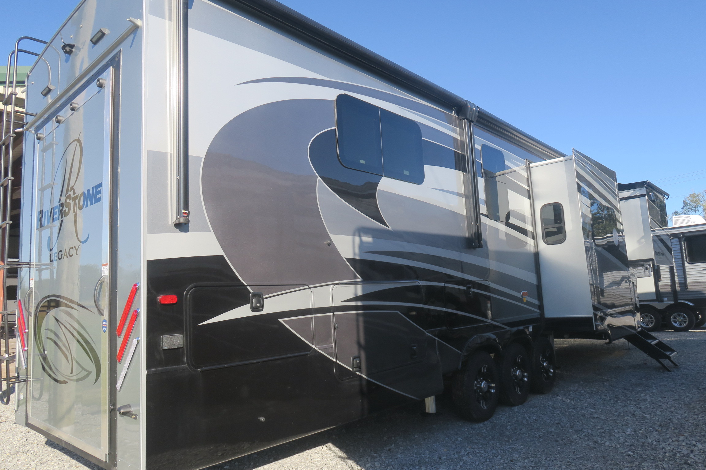 NEW 2024 RIVERSTONE LEGACY 42FSKG - Overview | Berryland Campers