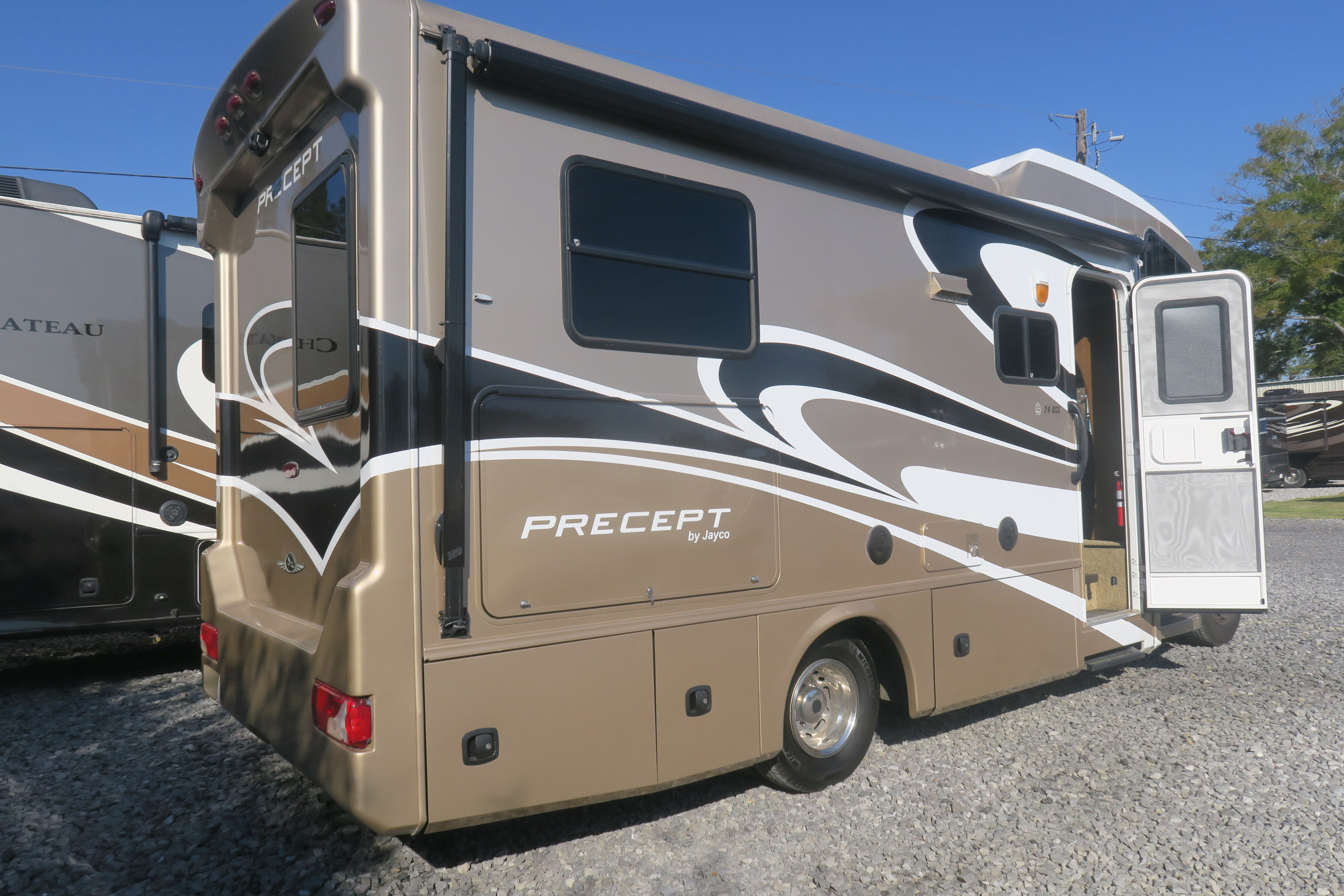 USED 2010 PRECEPT 24DSS - Overview | Berryland Campers