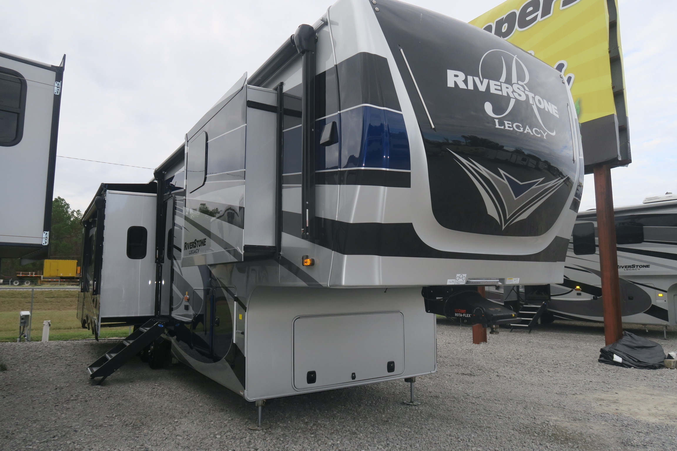 NEW 2024 RIVERSTONE LEGACY 442MC - Overview | Berryland Campers