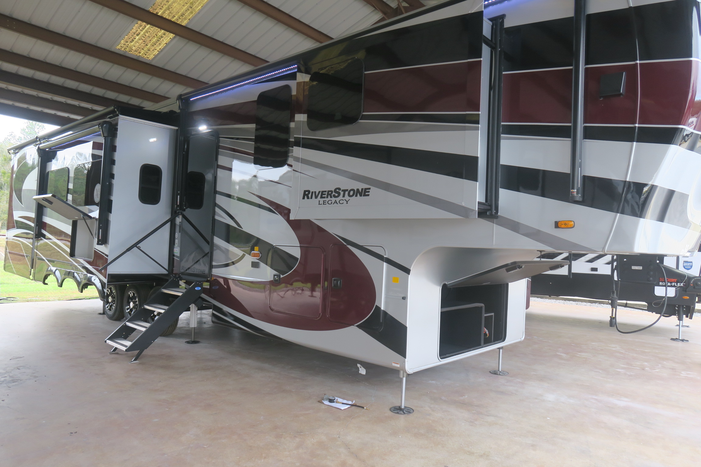 NEW 2024 RIVERSTONE 442MC - Overview | Berryland Campers