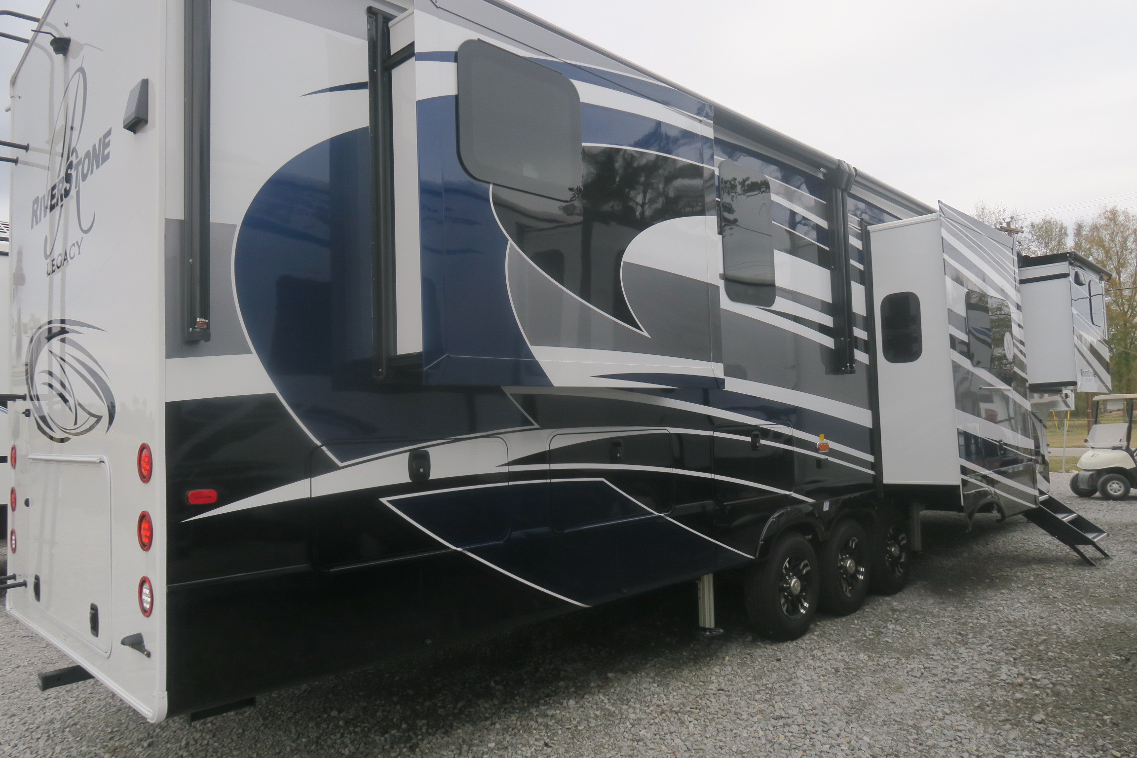 NEW 2024 RIVERSTONE LEGACY 421FK - Overview | Berryland Campers