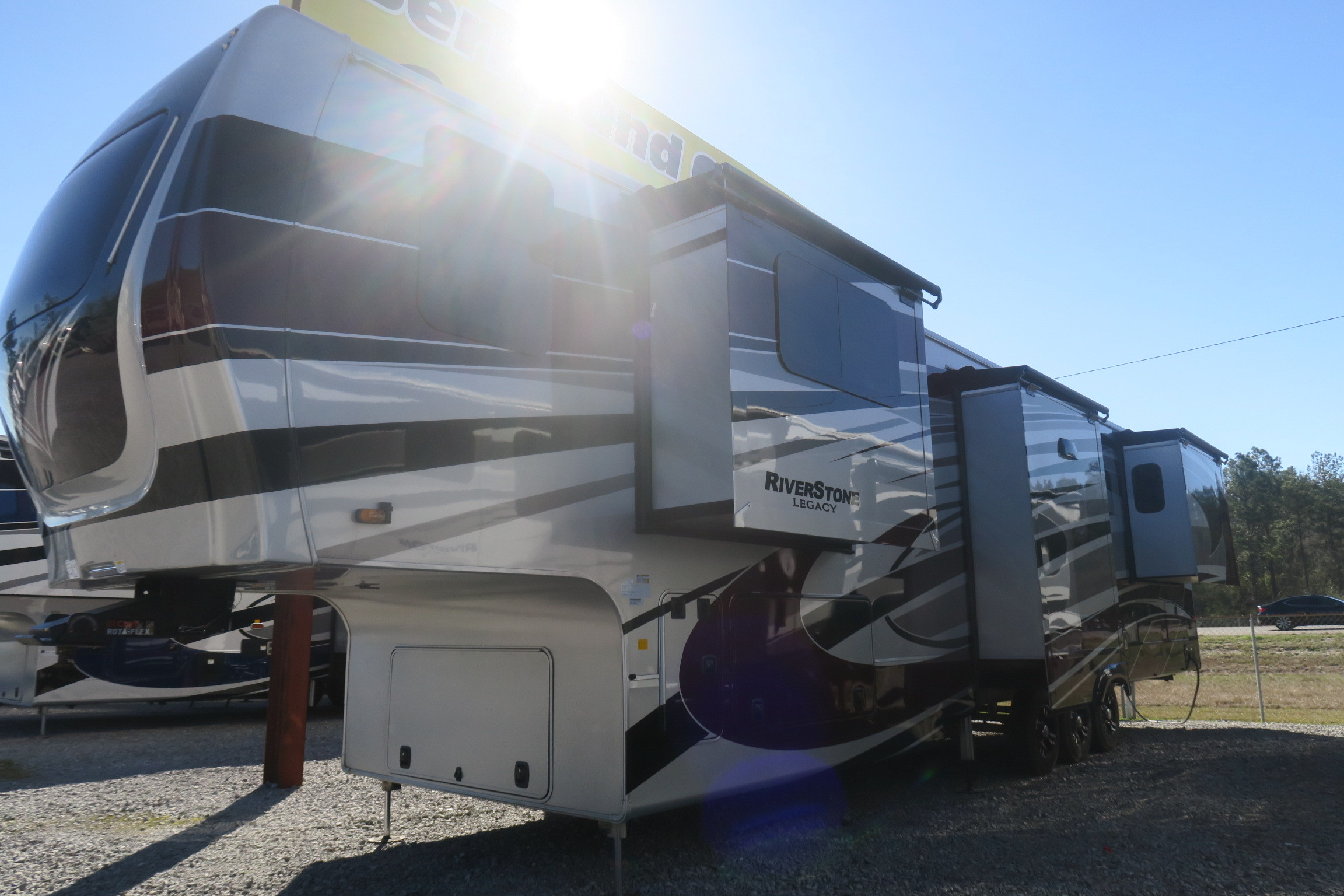 NEW 2024 RIVERSTONE LEGACY 425FO - Overview | Berryland Campers