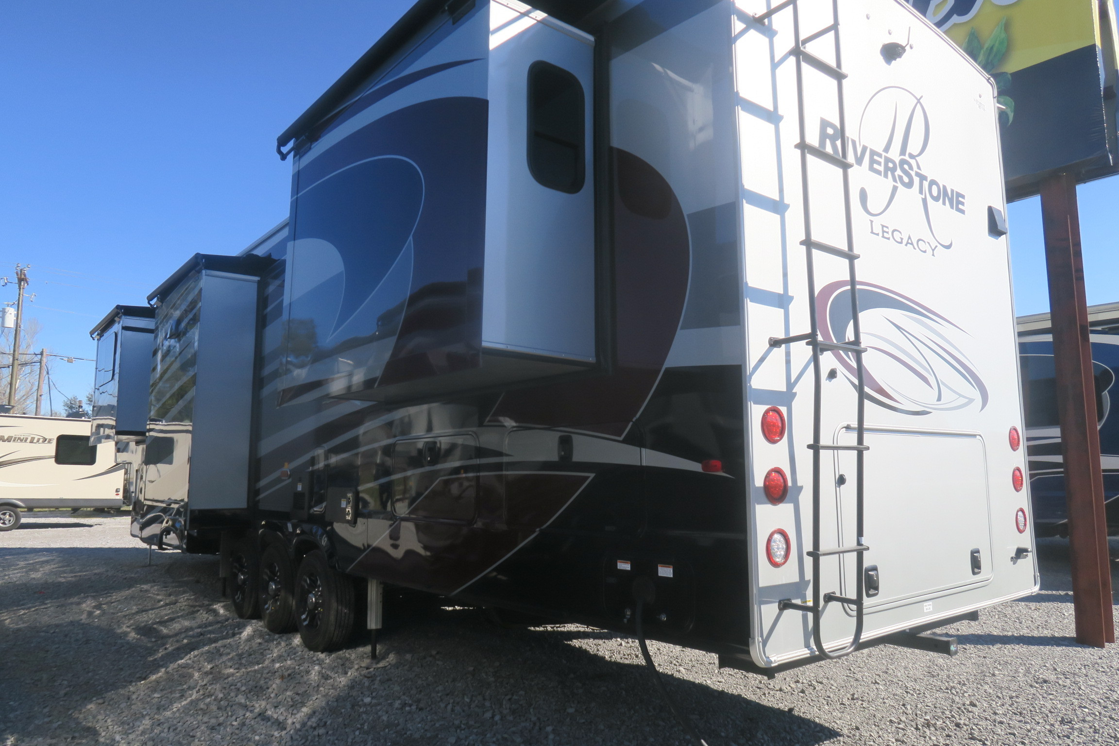 NEW 2024 RIVERSTONE LEGACY 425FO - Overview | Berryland Campers