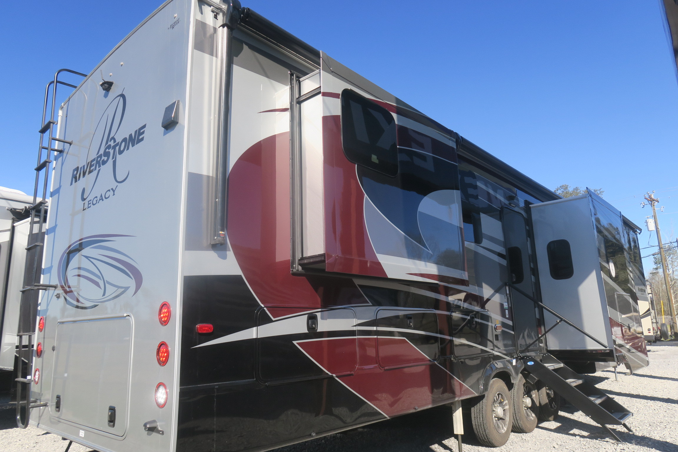 NEW 2024 RIVERSTONE LEGACY 425FO - Overview | Berryland Campers