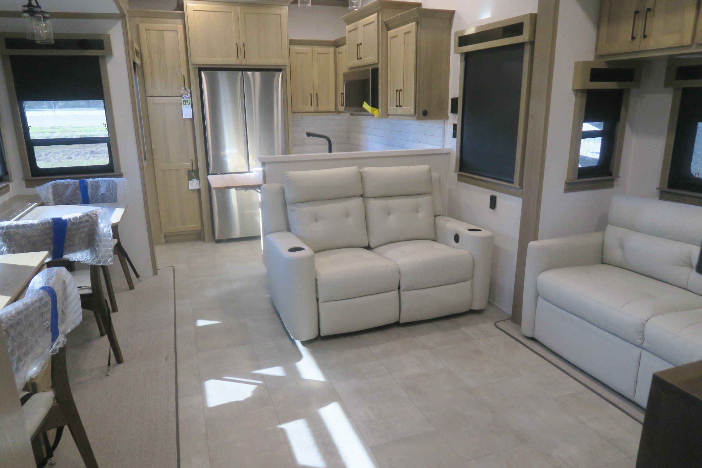 NEW 2024 RIVERSTONE LEGACY 39RKFB - Overview | Berryland Campers
