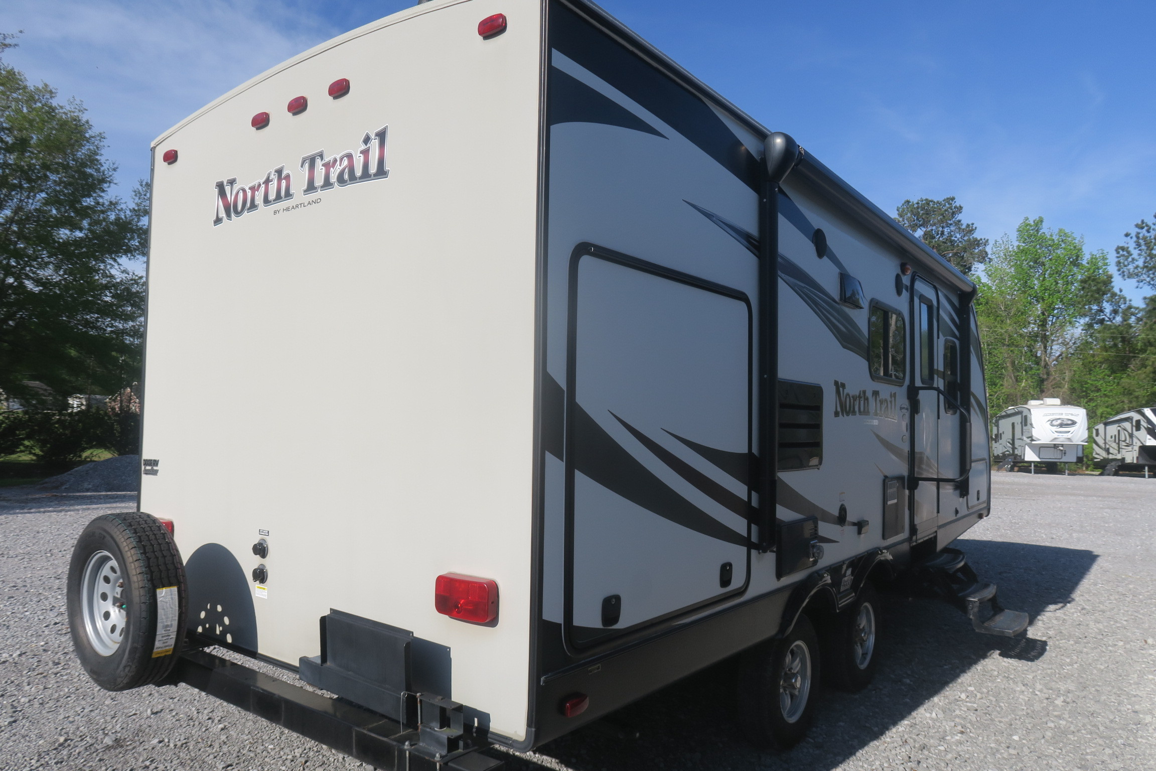 USED 2015 NORTH TRAIL 22RBK - Overview | Berryland Campers