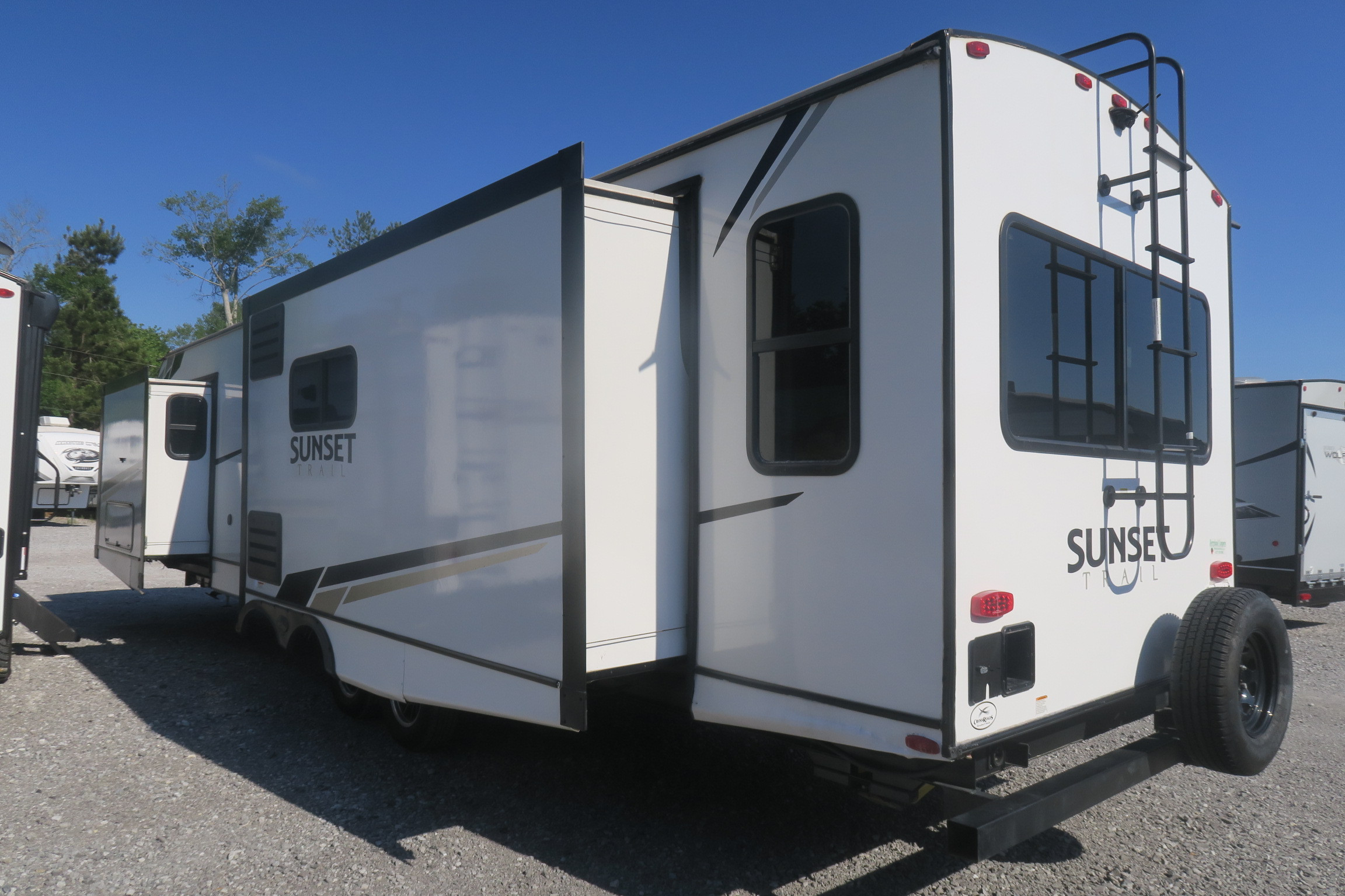 USED 2022 SUNSET TRAIL 330S - Overview | Berryland Campers