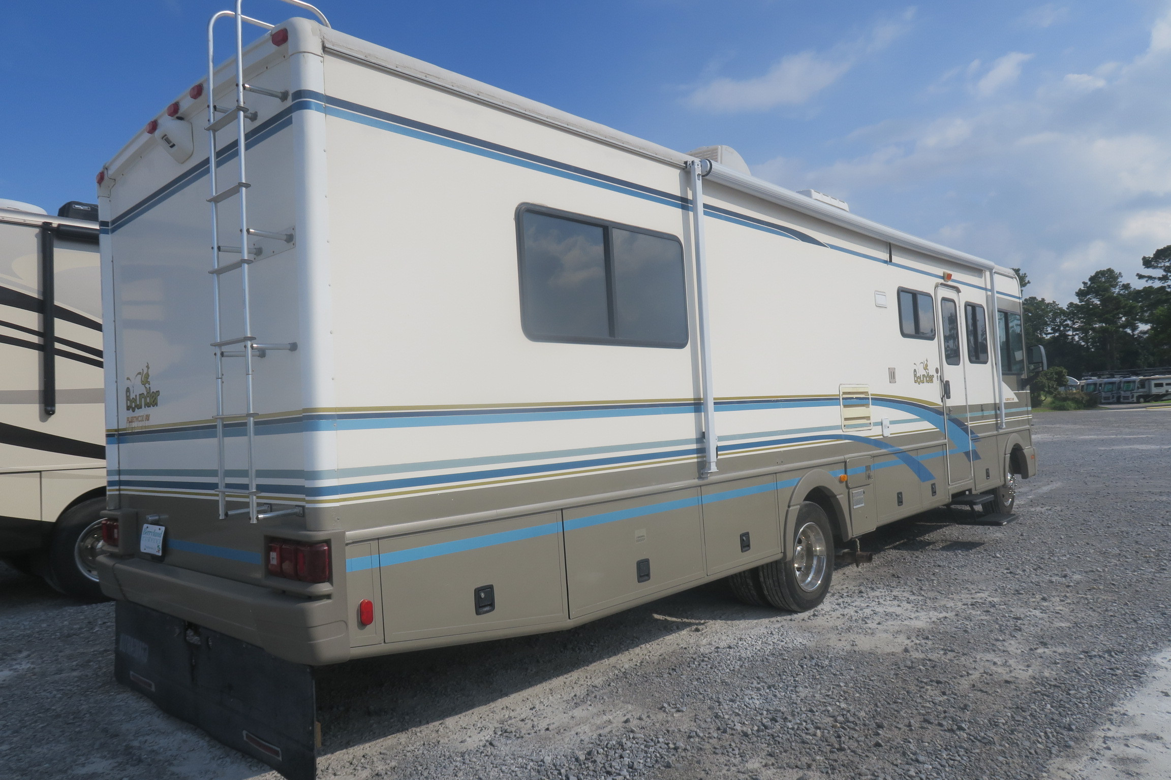 USED 2000 BOUNDER 34D - Overview | Berryland Campers