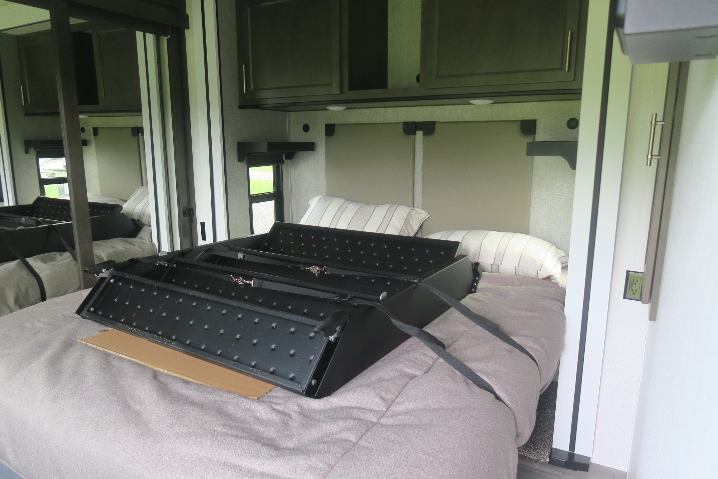 NEW 2024 CEDAR CREEK COTTAGE 40CFD - Overview | Berryland Campers