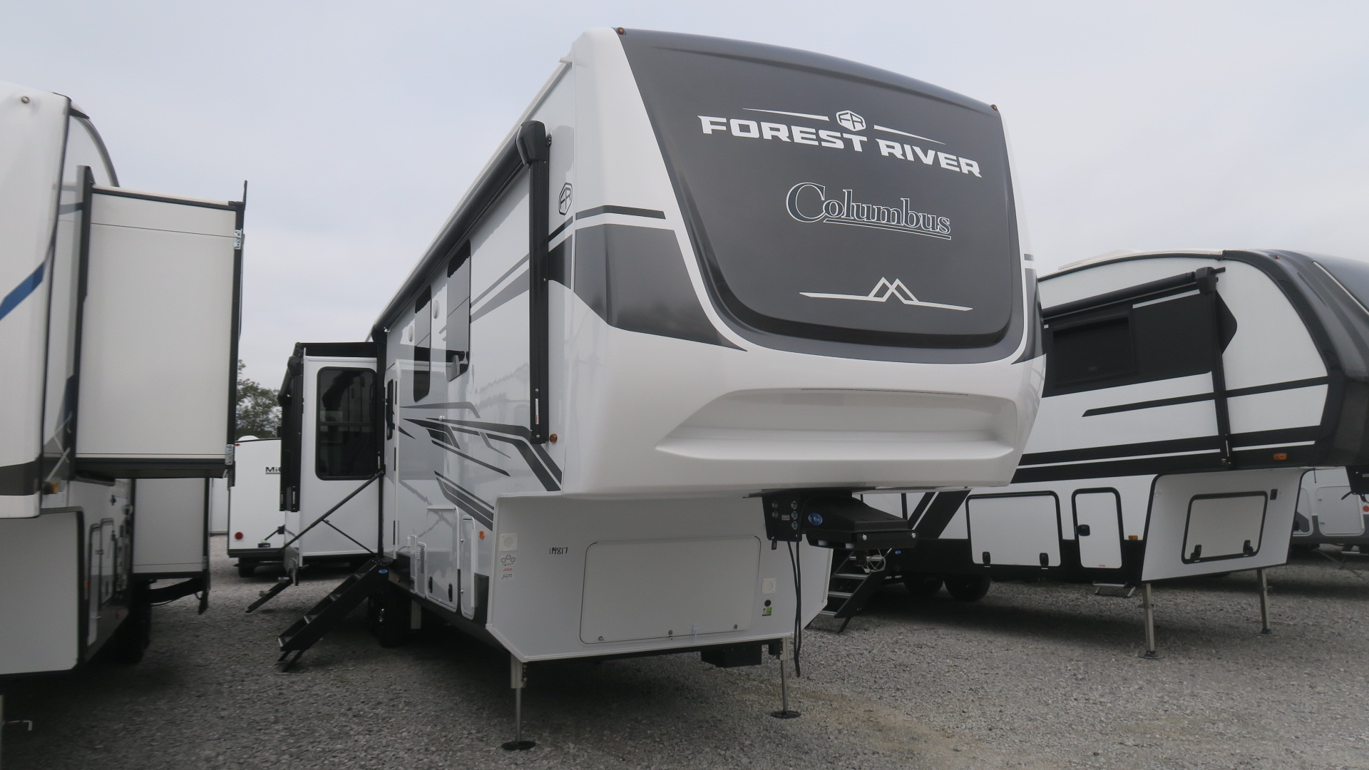 NEW 2025 COLUMBUS 384RKH - Overview | Berryland Campers