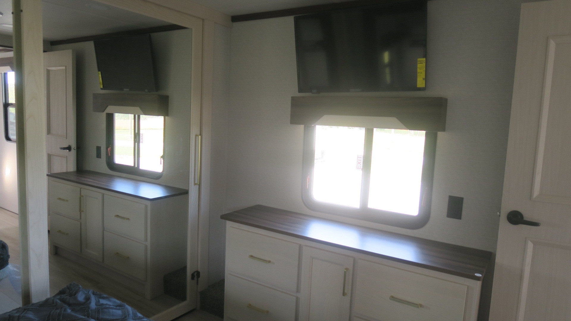 NEW 2025 CEDAR CREEK EXPERIENCE 39RKB - Overview | Berryland Campers