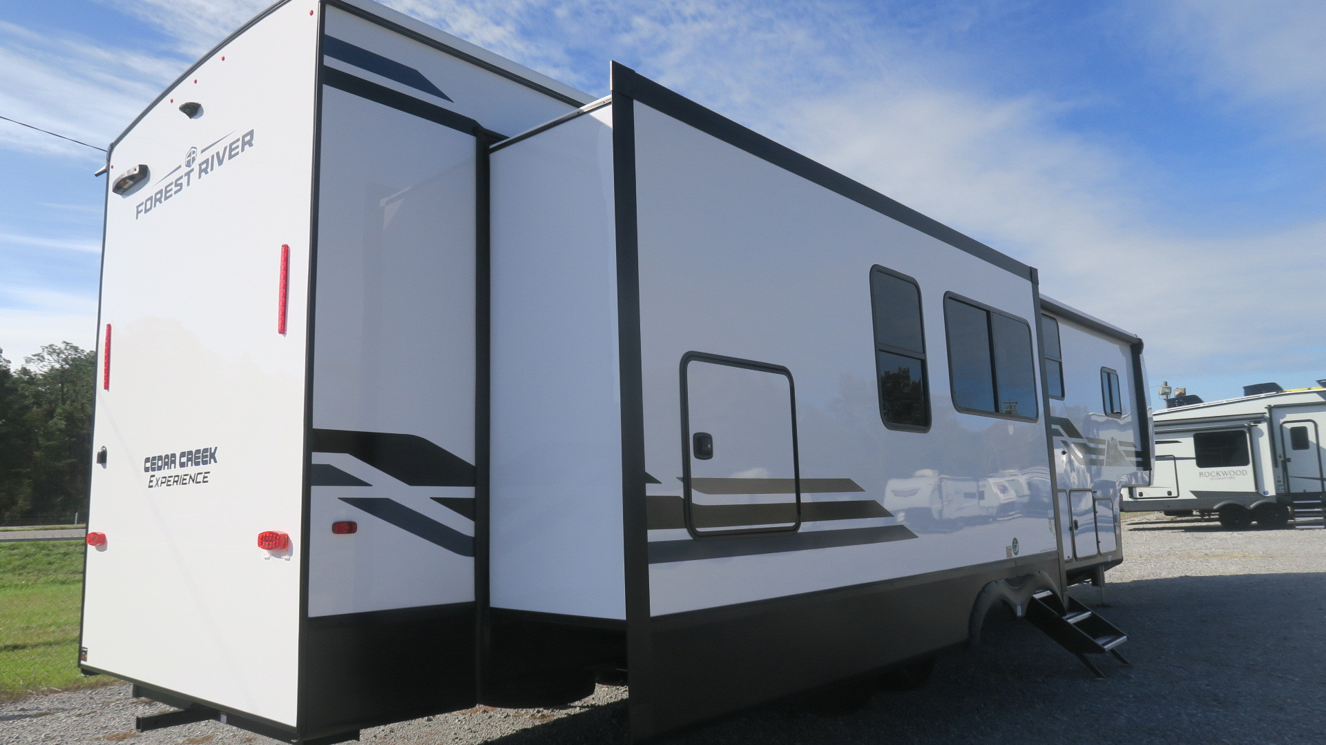 NEW 2025 CEDAR CREEK EXPERIENCE 39RKB - Overview | Berryland Campers