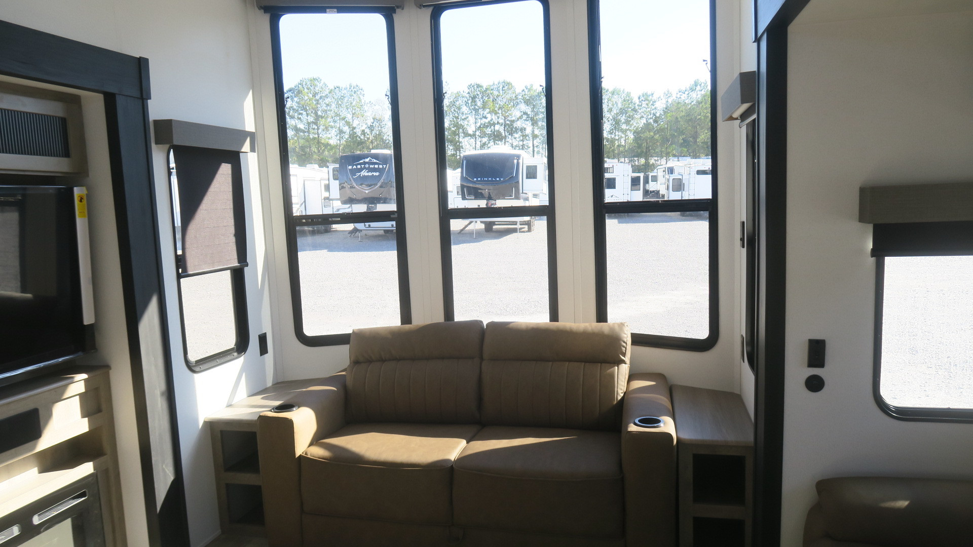 NEW 2025 PUMA DESTINATION 402LFT - Overview | Berryland Campers