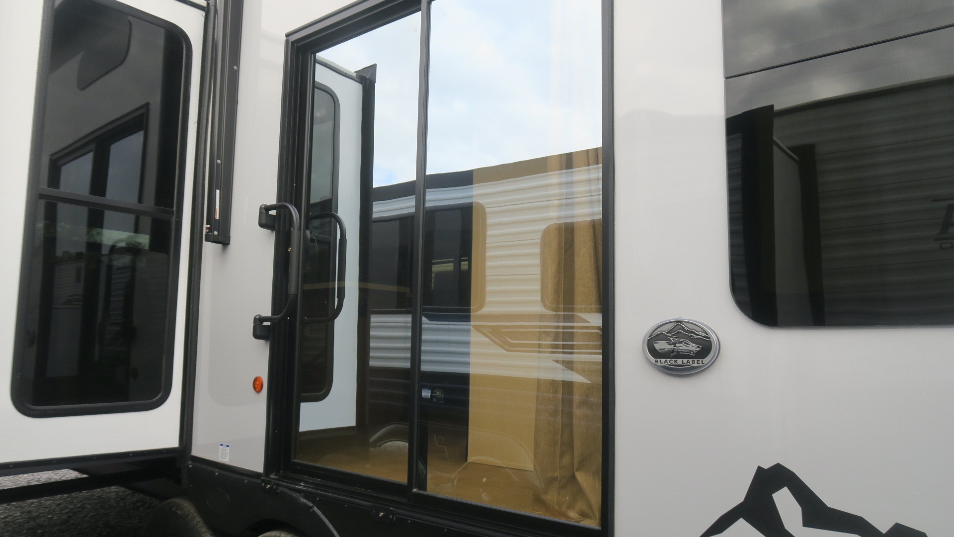 NEW 2025 CHEROKEE TIMBERWOLF 39DLBL - Overview | Berryland Campers