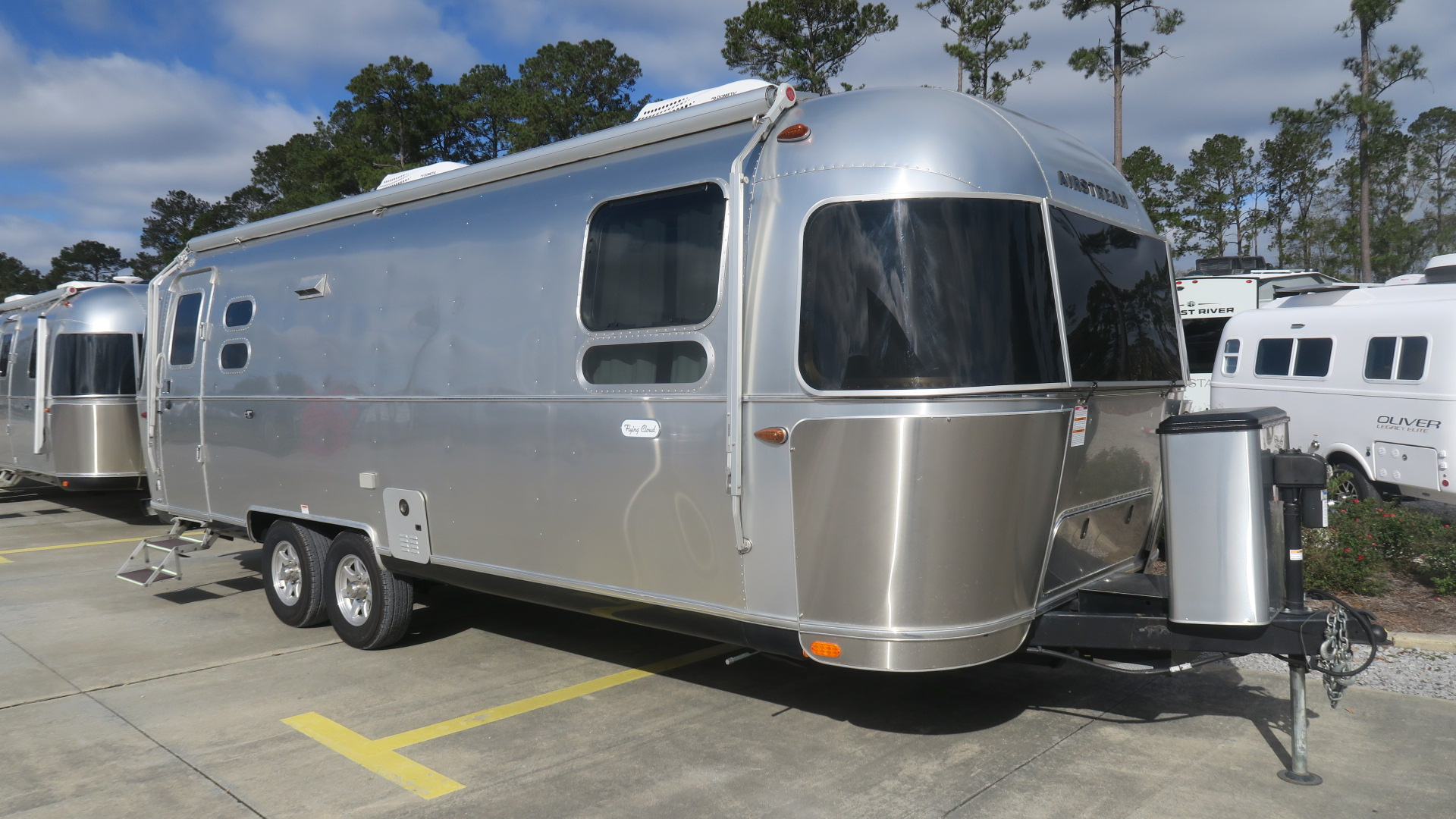 USED 2022 AIRSTREAM FLYING CLOUD 27FB QUEEN - Overview | Berryland Campers