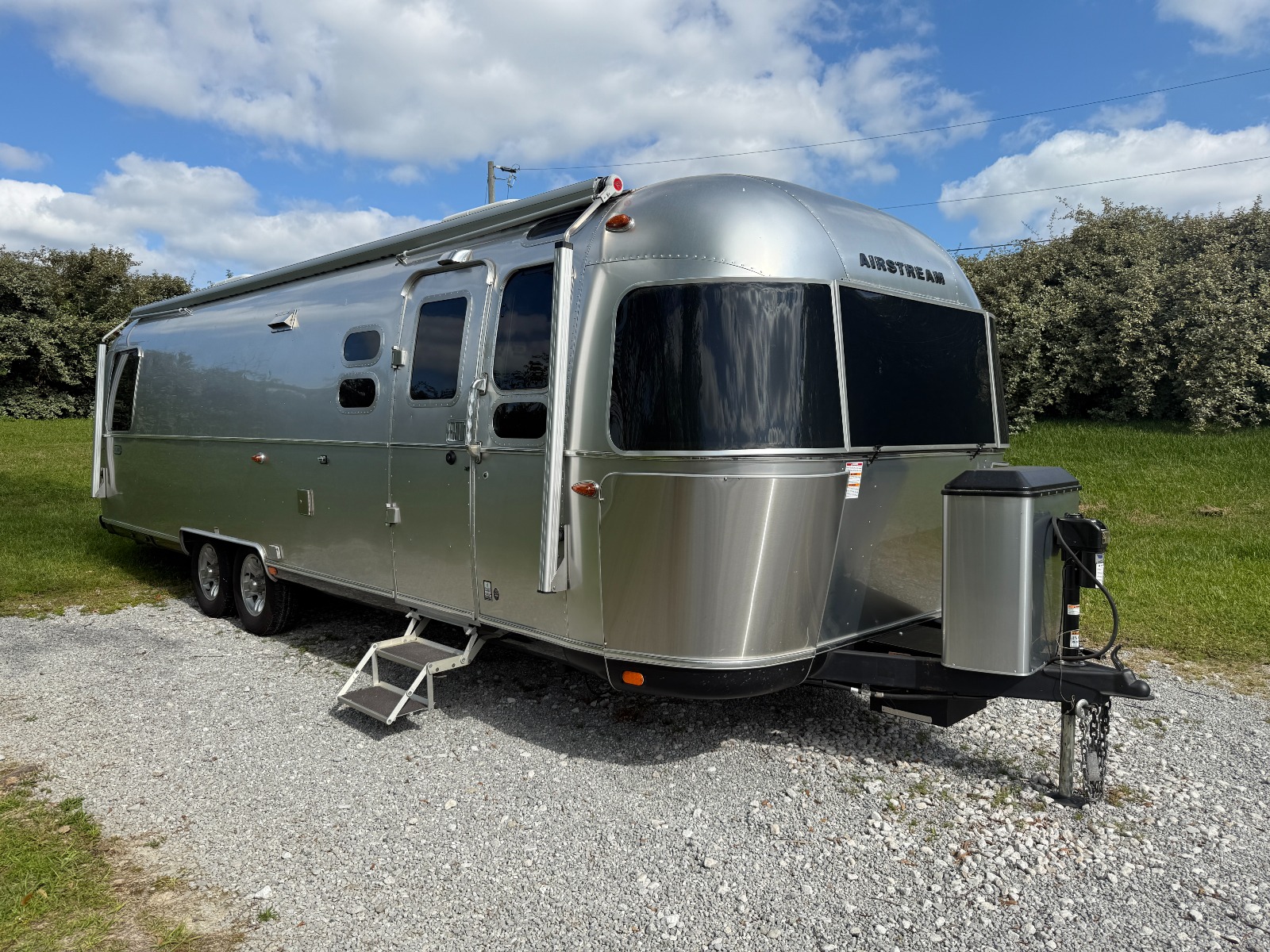 USED 2023 AIRSTREAM CLASSIC 30RB - Overview | Berryland Campers