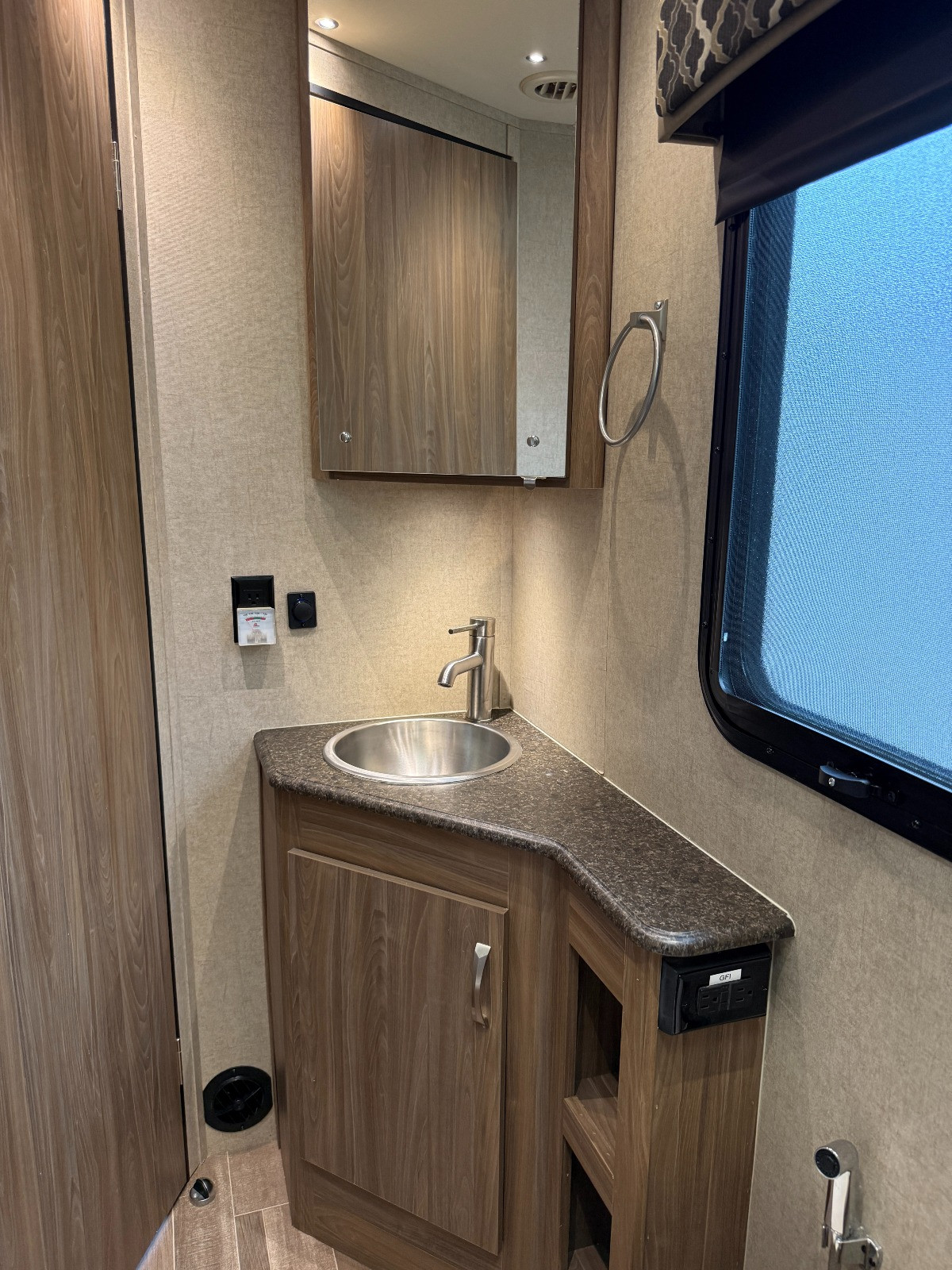 USED 2018 ISATA 3 SERIES 24CBM - Overview | Berryland Campers