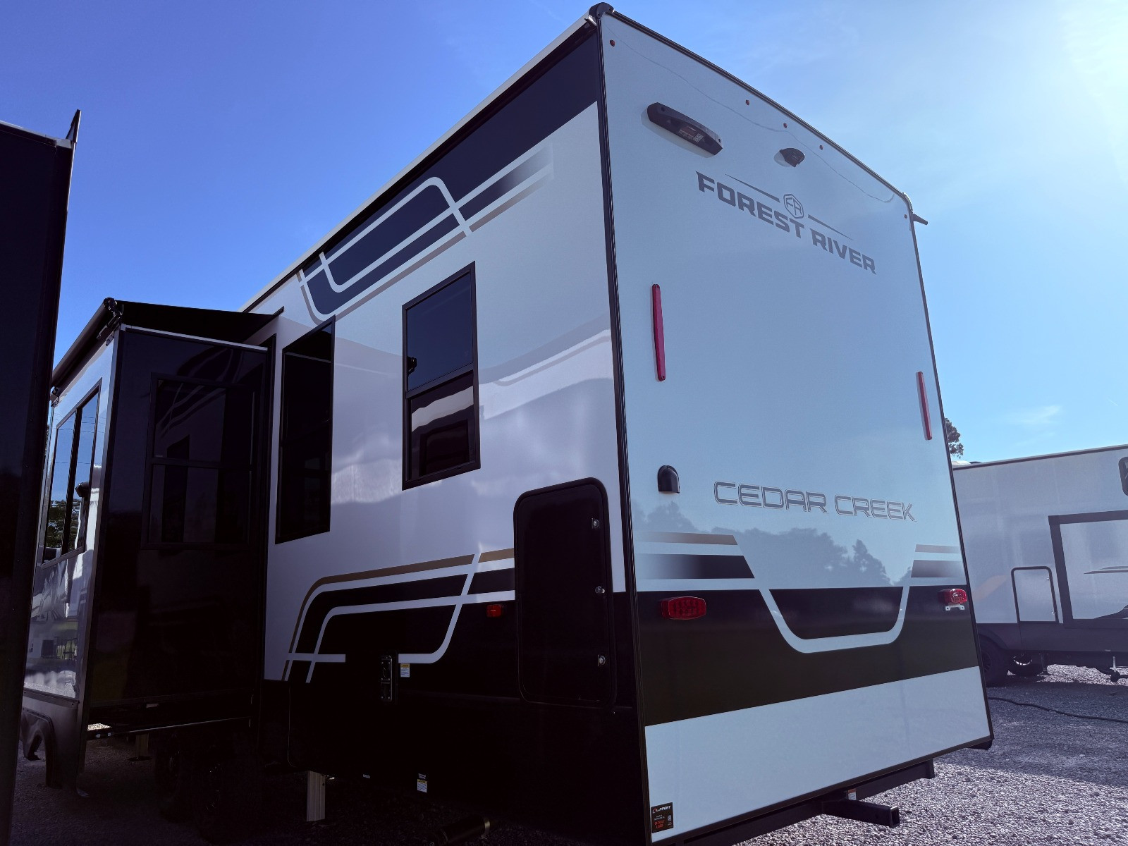 NEW 2026 CEDAR CREEK EXPERIENCE 39RKB - Overview | Berryland Campers