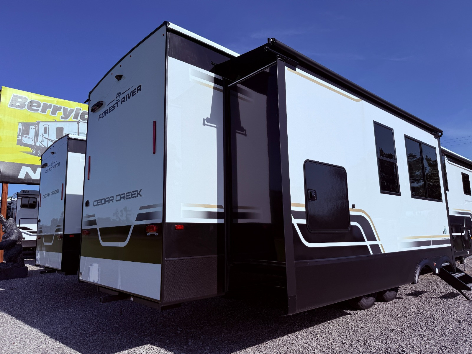 NEW 2026 CEDAR CREEK EXPERIENCE 39RKB - Overview | Berryland Campers