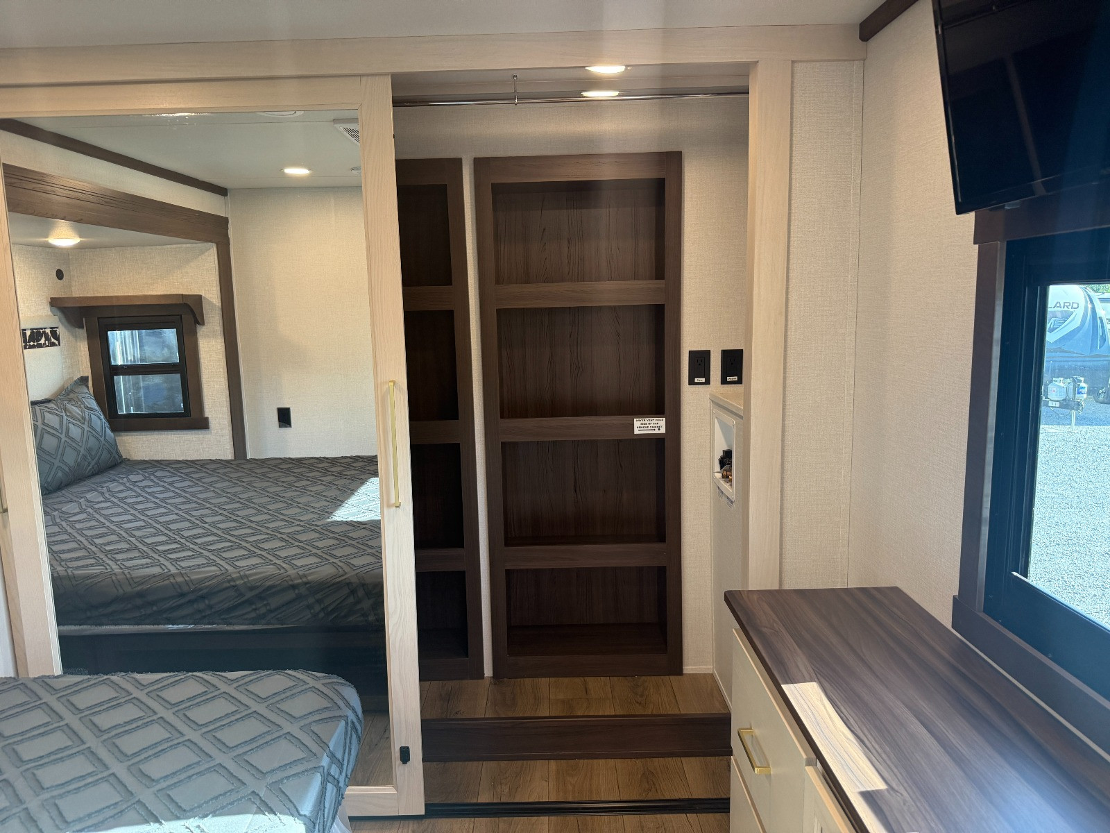 NEW 2026 CEDAR CREEK EXPERIENCE 39RKB - Overview | Berryland Campers