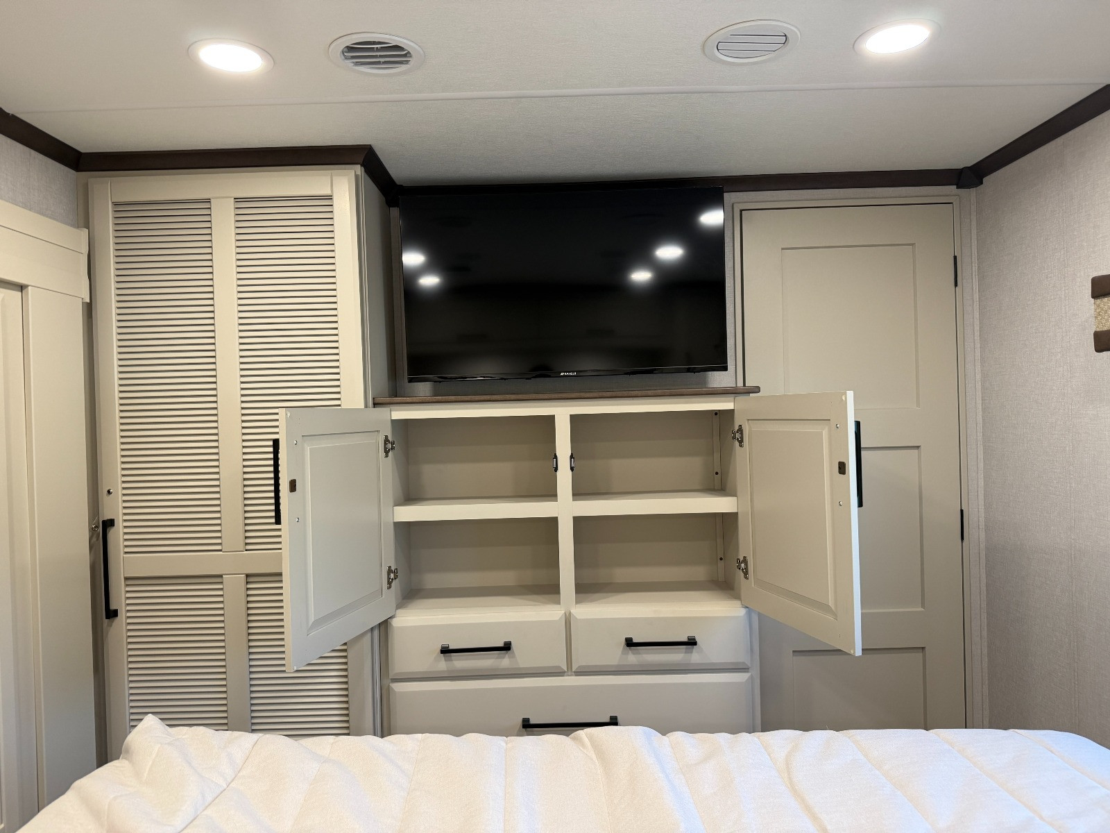 NEW 2026 RIVERSTONE LEGACY 42FSKG - Overview | Berryland Campers