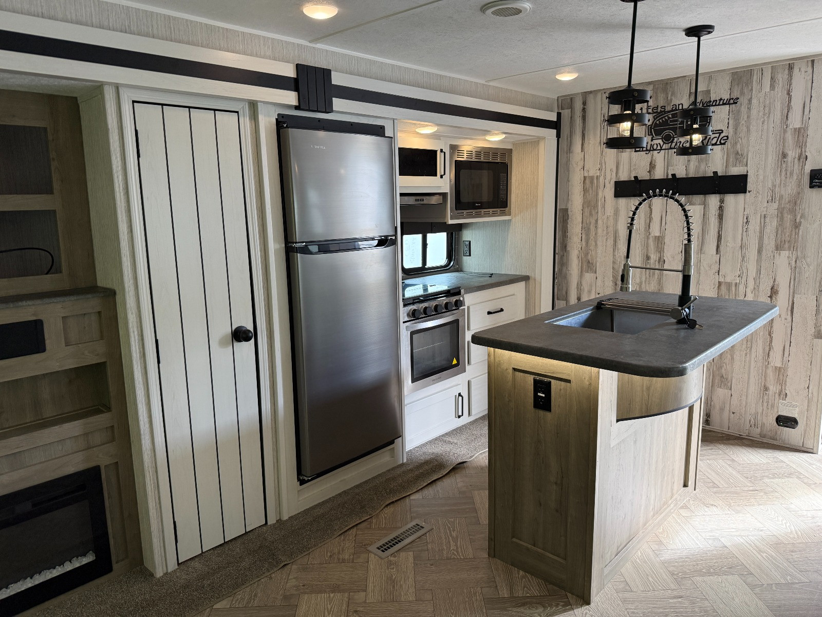 USED 2022 PUMA 31RLQS - Overview | Berryland Campers