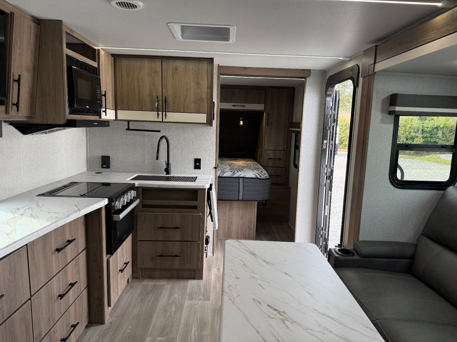 USED 2025 IMAGINE XLS 22RBE - Overview | Berryland Campers